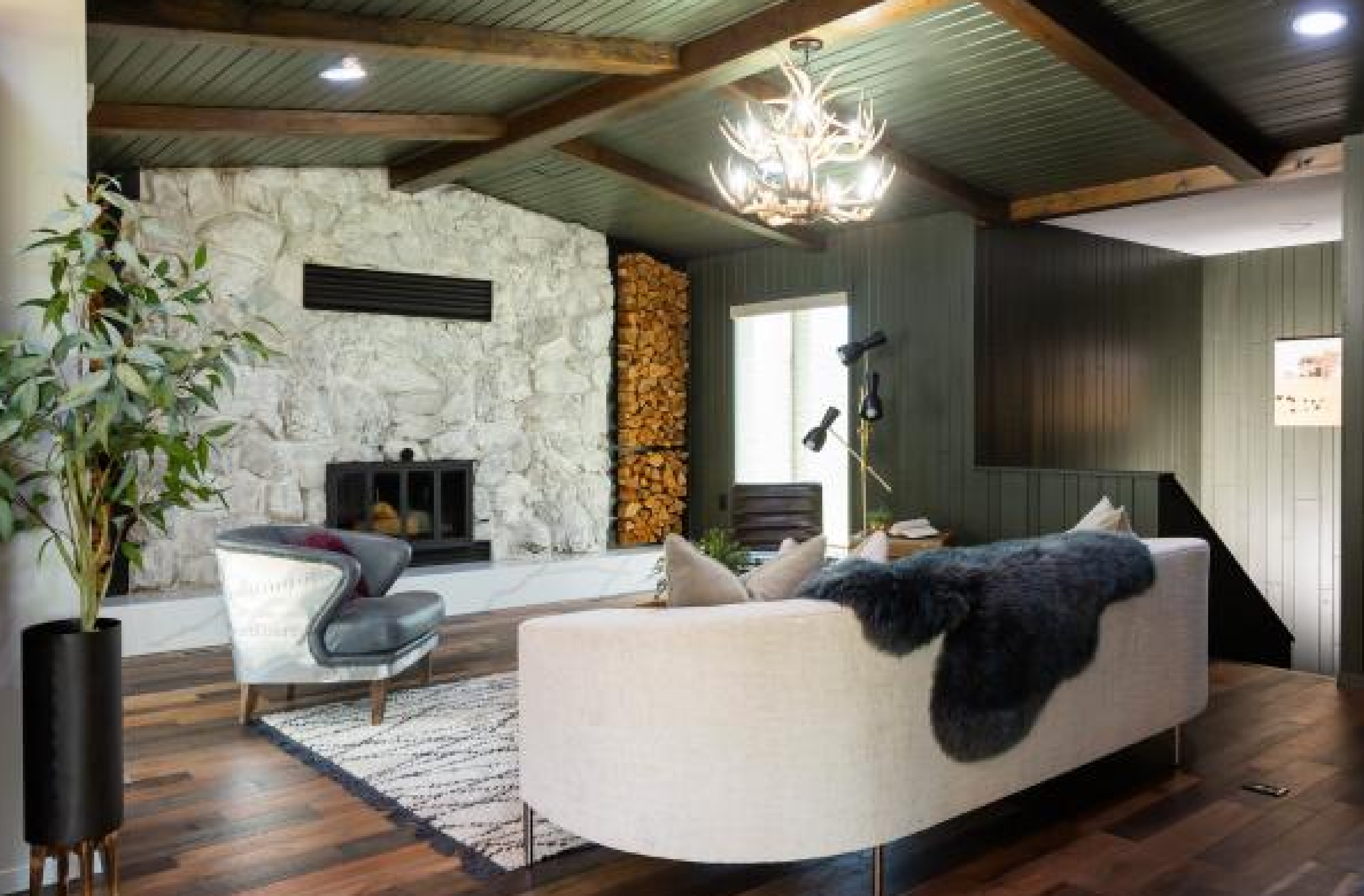 S1E1: Ranch Glam – Down Home by DeBoers